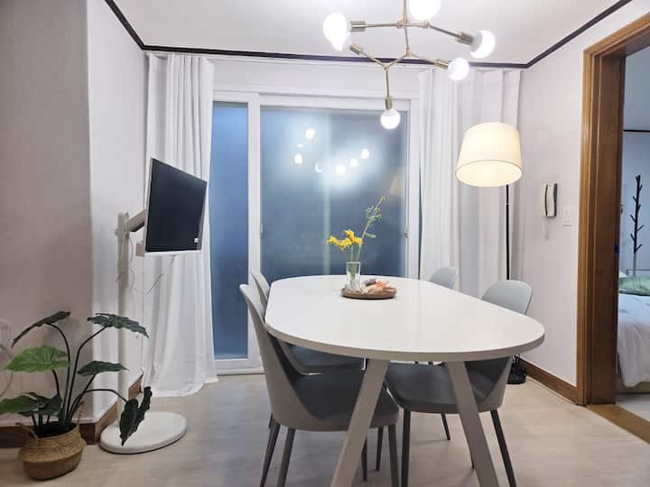 [독채] 녹번역 3분·공항직행, 10인 테이블이 있는 안심 숙소 - Seoul