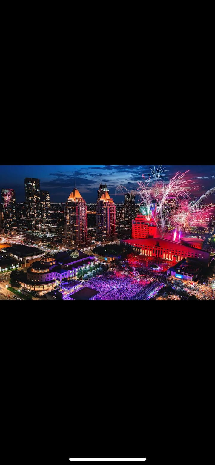 Luxury Condo In Square One Mississauga - Mississauga