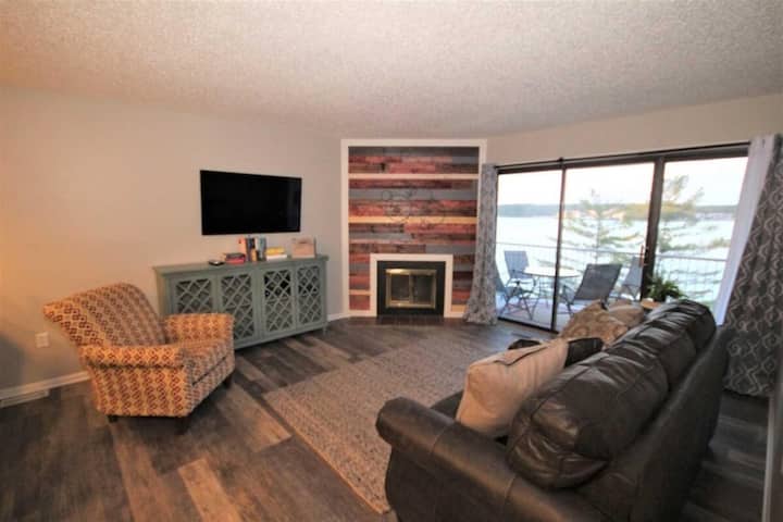 Lakefront One Bedroom Condo - King Bed - Close To The Water - Minimal Steps - Osage Beach, MO