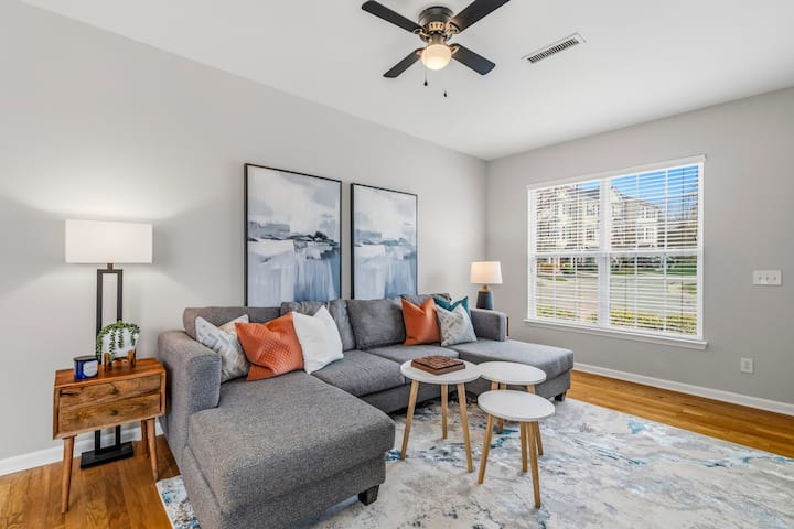 2 Private Suites | Very Clean | Pool | Fast Wifi - High Point, NC