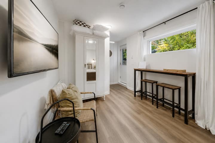 Cozy Garden Suite With Firepit| By Trails & Grouse - West Vancouver