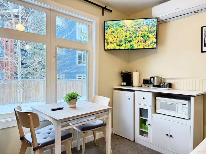 Parking/deluxe Hotel Room/ac/kitchenette/gym - Canmore