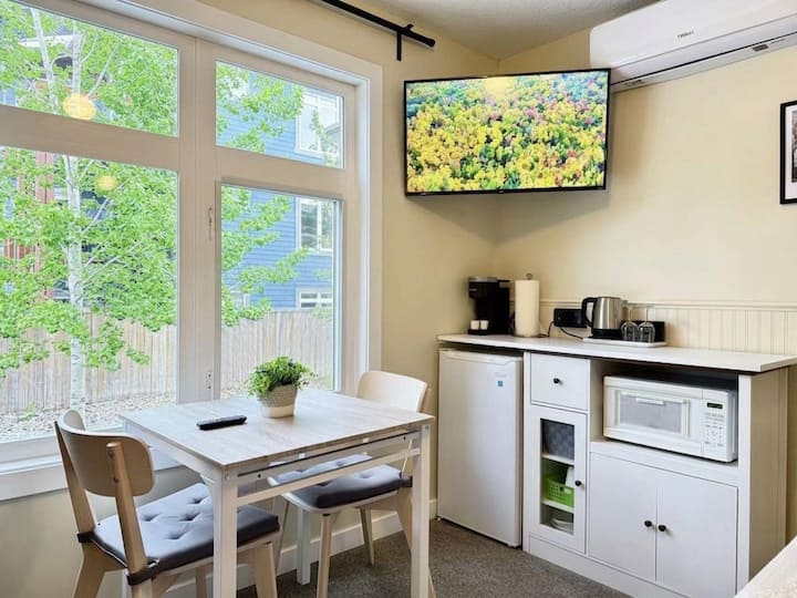 Parking/deluxe Hotel Room/ac/kitchenette/gym - Canmore