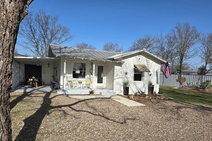 Cozy Cottage, Dog Friendly With Large Fenced Yard. - Kerrville, TX