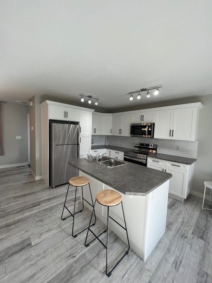Modern Townhouse By The Lake - Sylvan Lake, AB