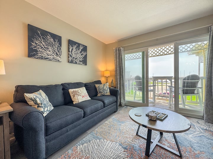 Beach View | On Seawall | Top Floor | Sleeps 6 - Rock & Roll, Galveston
