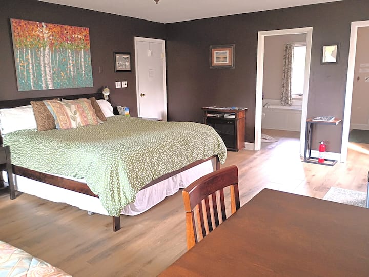 Peaceful, Private Nature & Jacuzzi Getaway - Colchester, VT