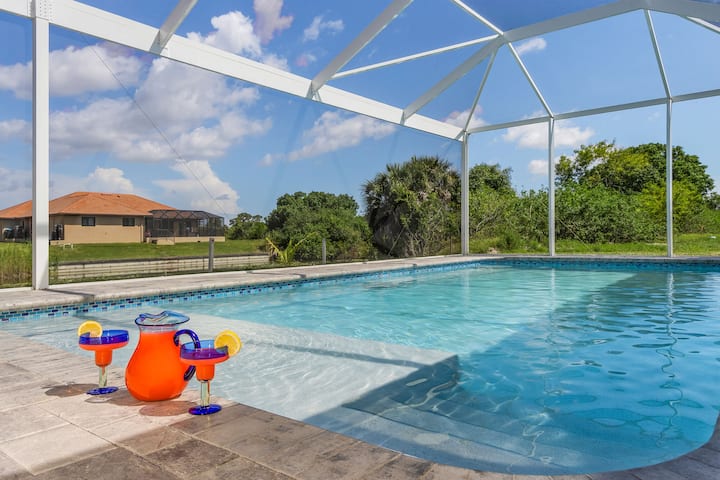 Cape Escape: Waterfront Salt Pool Retreat - Cape Coral, FL