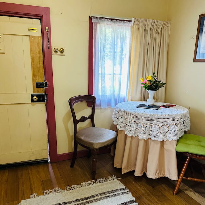 Tiny Historic Cottage - Central New Norfolk - Hobart
