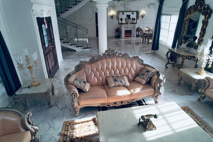 The Peacock Mansion/luxury Villa - Kumasi