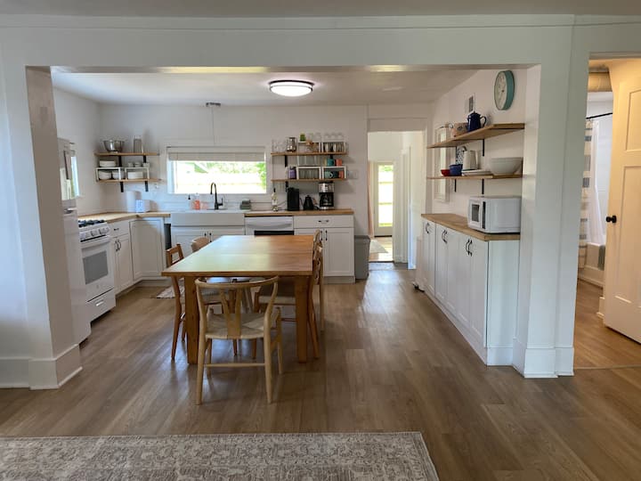 Cottage By The Bay With Private Hot Tub! - Traverse City, MI