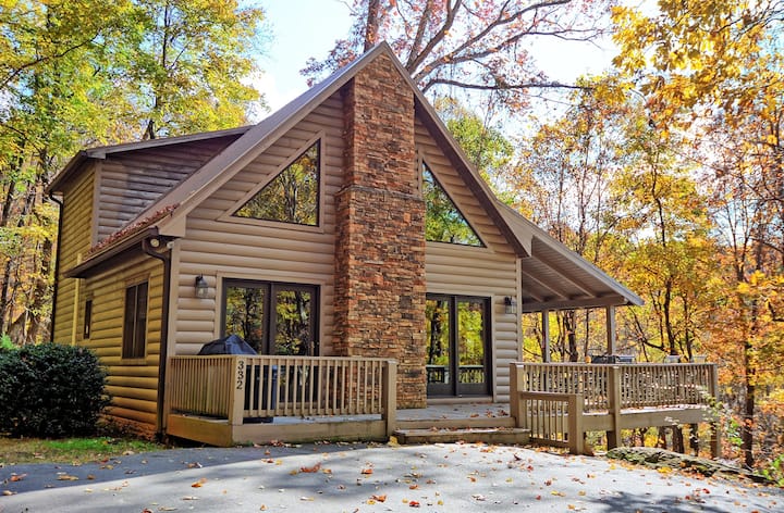 Spacious 3-bedroom Cabin In West Jefferson, Nc With Game Room And Cozy Fireplace. - West Jefferson, NC