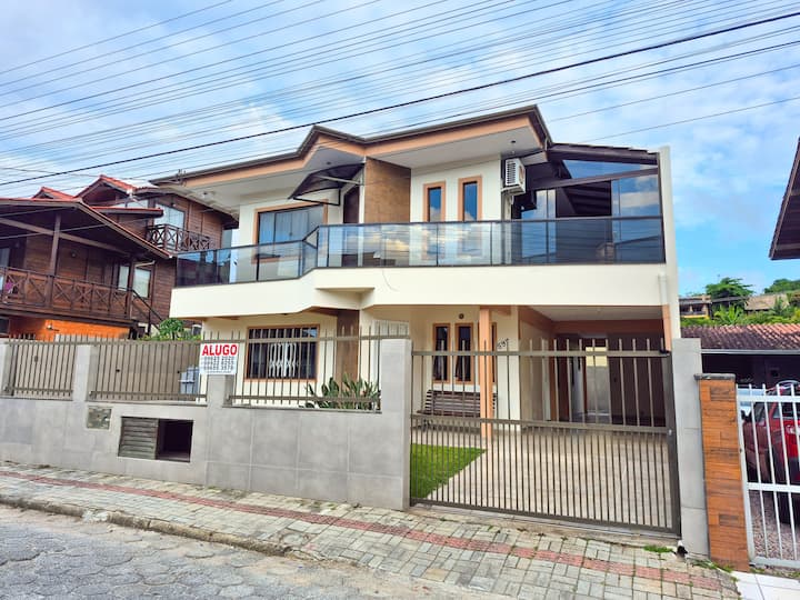 Casa Bege Ampla, No Centro De Bombinhas - Bombinhas