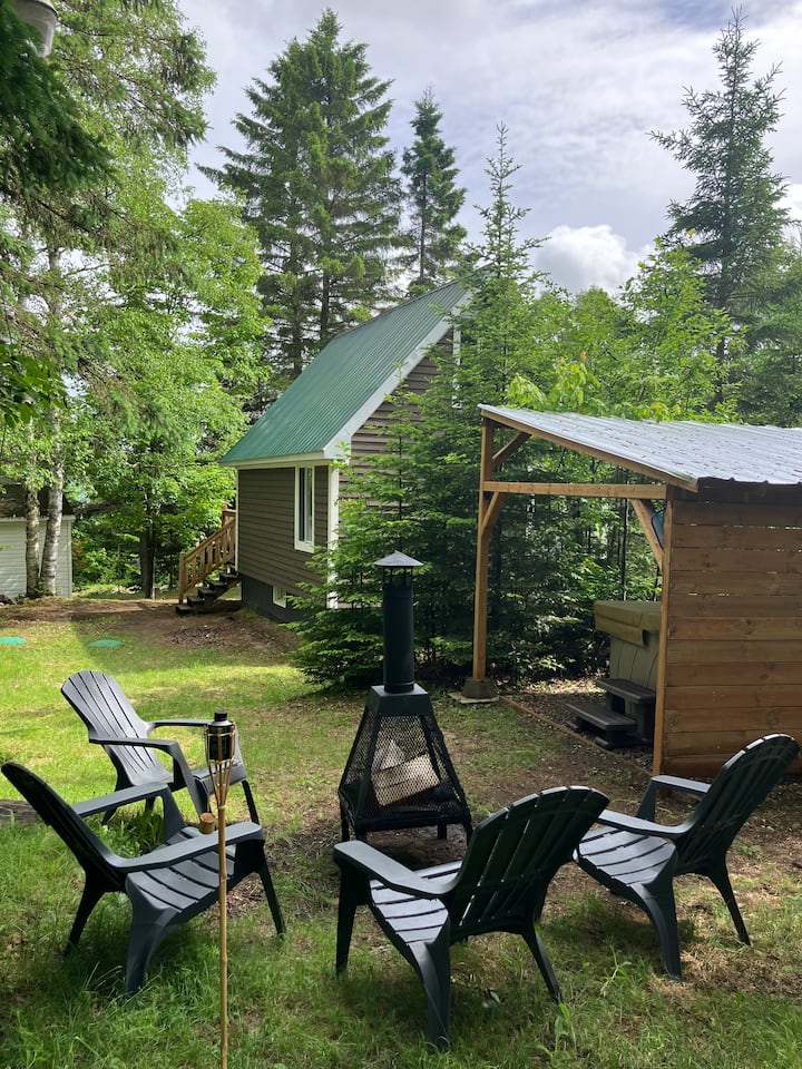 Petit Chalet Avec Spa Et Plage Semi-privée - Quebec