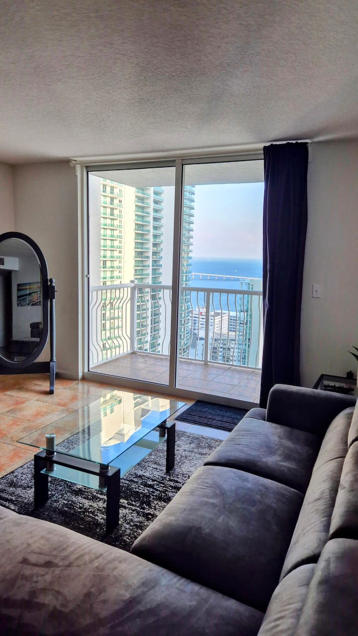 36th Floor Suite W/ City Skyline And Bay Views - Miami, FL