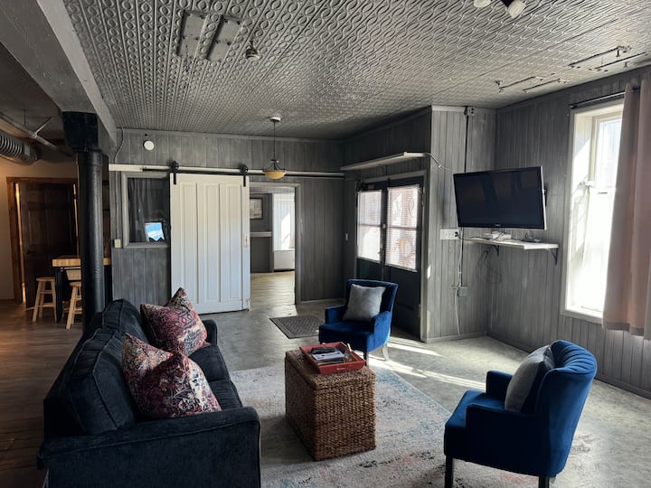 Cozy 2nd Hand Rose Suite - Downtown Dubuque - Dubuque, IA