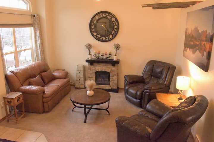 Cozy Home W/ Pikes Peak Views - Colorado Springs, CO