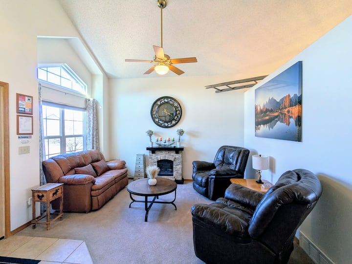 Cozy Home W/ Pikes Peak Views - Colorado Springs, CO