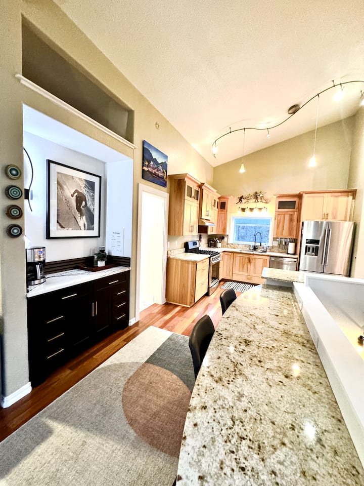The Woodhaven  Hideaway- Girdwood Getaway Stunner - Girdwood, AK