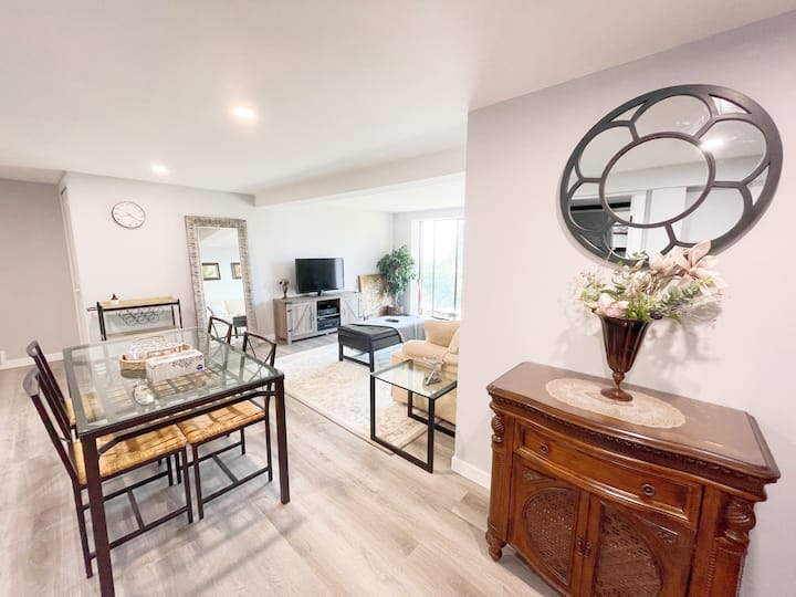 Landmark View · Prime Location · 2b Private Suite - West Vancouver