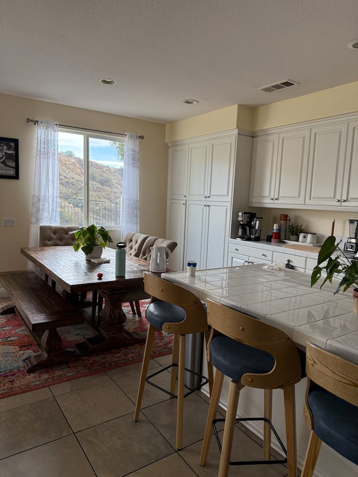 Room With Views, Near Six Flags, Trails & Dining - Magic Mountain, CA