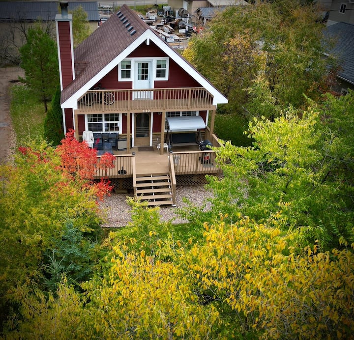 Large Cabin In A Quiet Town In Lake County - Saskatchewan