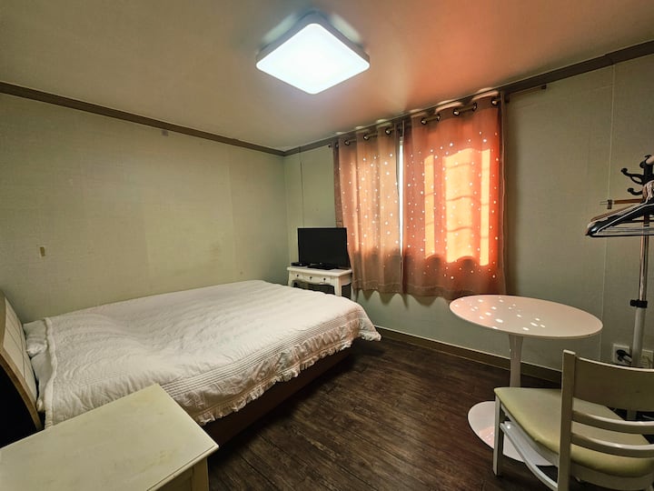 임당동 Sbe 투룸
영남대역 . 임당역 도보15분거리.위생소독철저 - 영천시