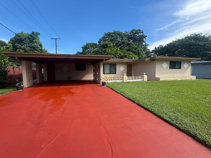 Sylvia's Retreat - Plantation, FL