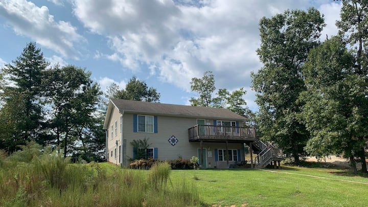 "Greenbrier" Home In The Joccassee Wilderness - Lake Jocassee