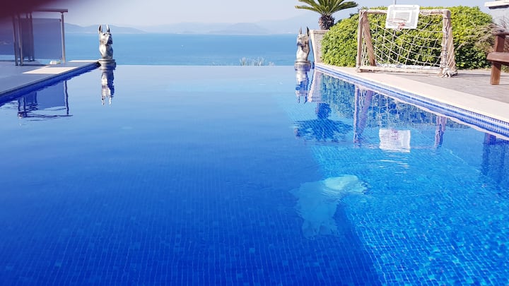 Geni̇ş Ai̇le  Vi̇lla Deluxe Havuz Manzara - Çeşme