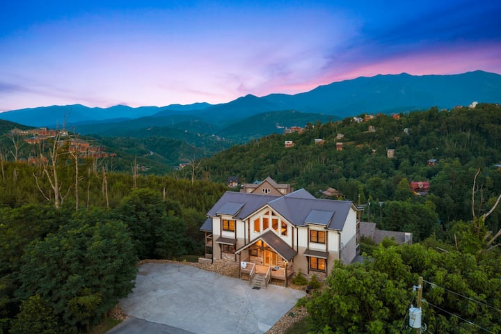 Splash 'N Heavenly Views Pool, Theater & Hot Tub - Gatlinburg, TN