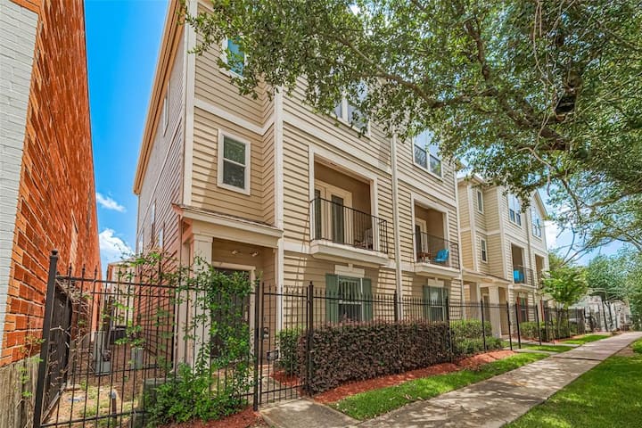 Modern East Downtown Home, Sleeps 12! - Houston, TX