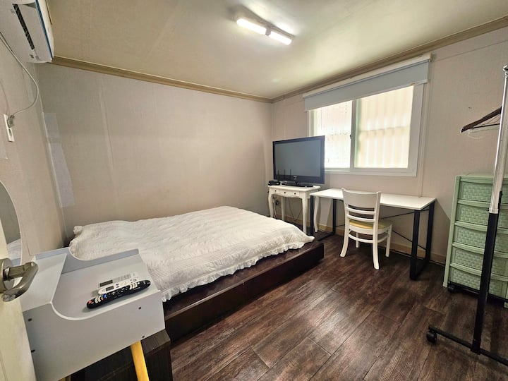 임당동 Ebs 투룸
영남대역 . 임당역 도보15분거리.위생소독철저 - Daegu