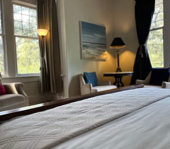 Romantic Relax/workspace, King Bed, Private Bath - Savannah, GA