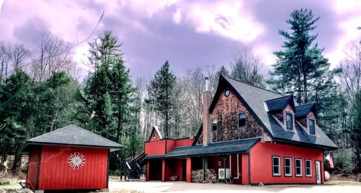 Lakes Region Home W Hiking Trails &Rooftop Hot Tub - Pittsfield, NH