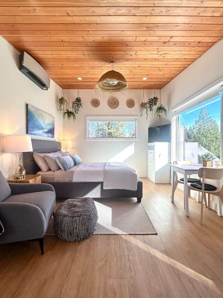 Cozy Studio Suite Overlooking The Cedars Gibsons - Gibsons