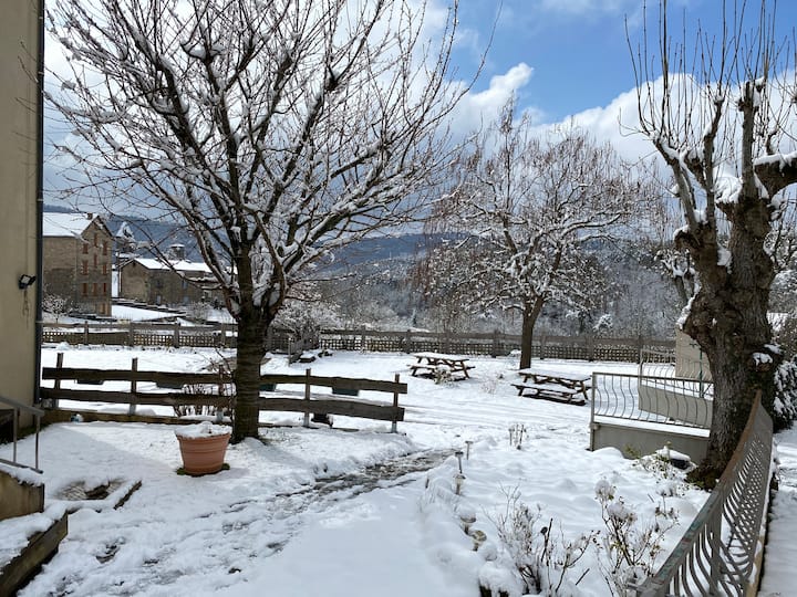 Belle Vue Dégagée, Jardin Partagé Ombragé. - Besse en Chandesse