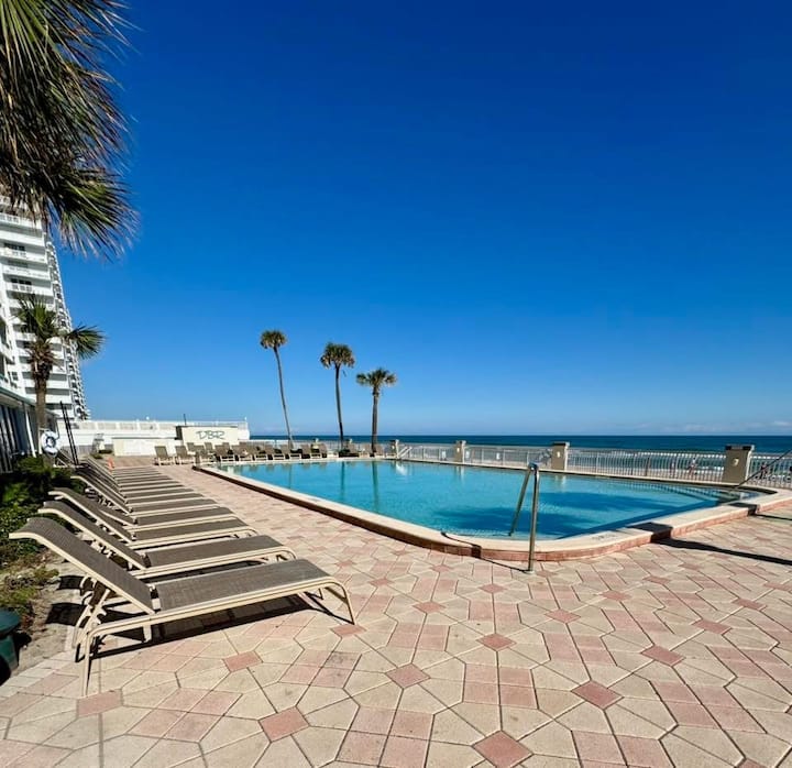 Ocean Front Studio! Amazing Beach And Ocean View - Daytona Beach, FL