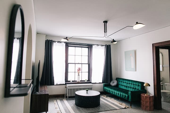 The Wilson I | Renovated Studio W/ Sleeping Nook - Madison, WI