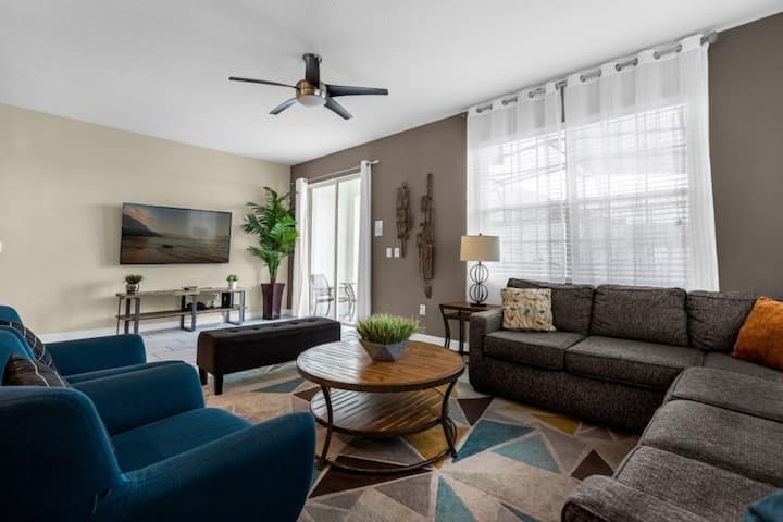 5 Bedrooms / 4 Bathrooms / Storey Lake (4806 Cs) - Kissimmee