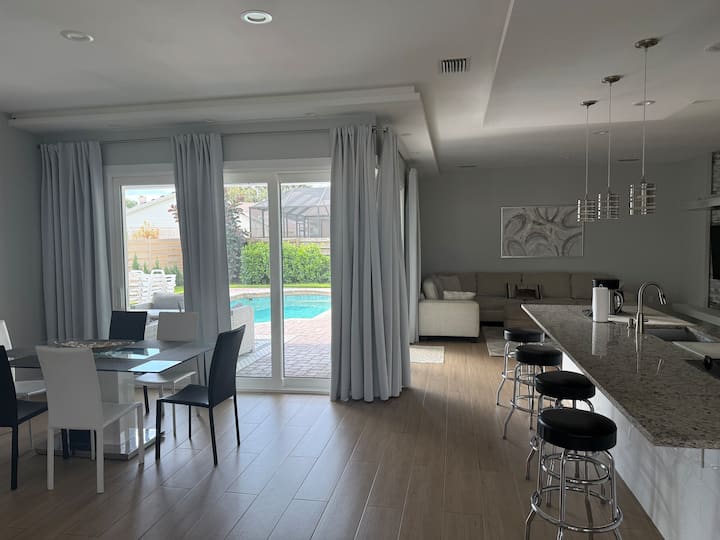 Modern Luxury Home With Heated Pool In Sarasota. - Lakewood Ranch, FL