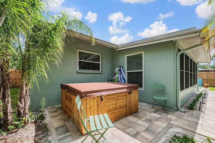 Downtown Spacious Bungalow Hot Tub And Fenced Yard - Pinellas County, FL