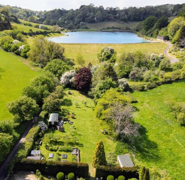 Romantic Retreat - Views & Hot Tub, Bath 4 Miles - Wiltshire