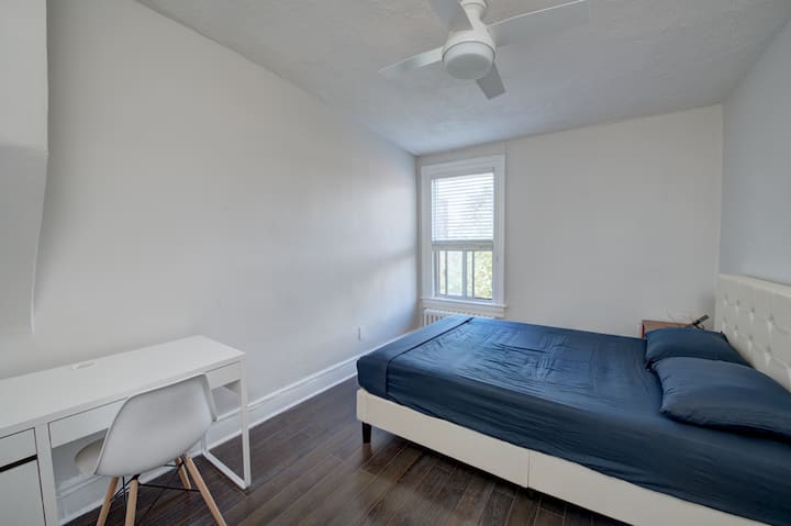 Comfy Bedroom In The Heart Of Queen Street W | Rm6 - Toronto, ON