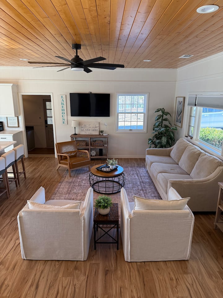 Lake Hartwell Waterfront Retreat W/ Hot Tub - South Carolina