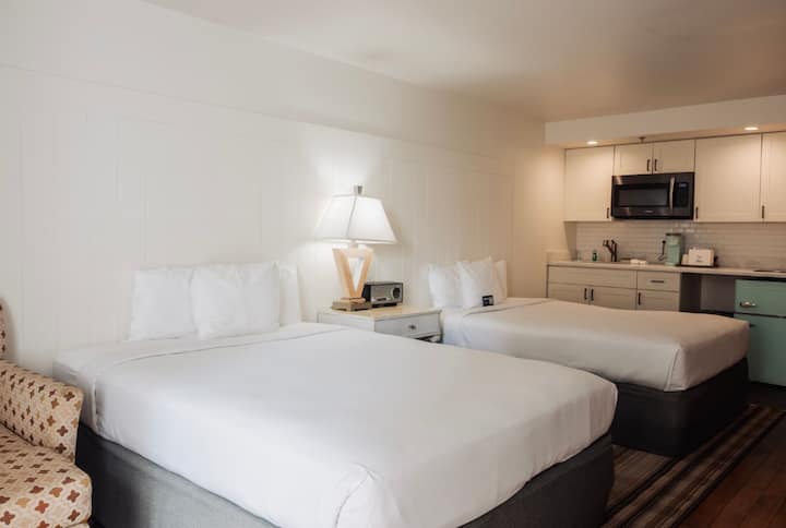 Premium Kalakaua Haus Kitchenette 2 Week Promo - O‘ahu, HI