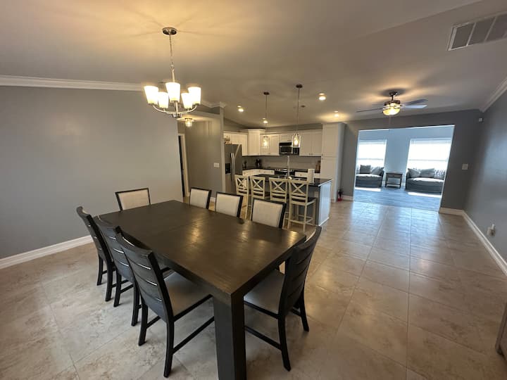 5 Bedroom, Ft Myers Beach 15 Min.  No Clean Fee - Cape Coral, FL