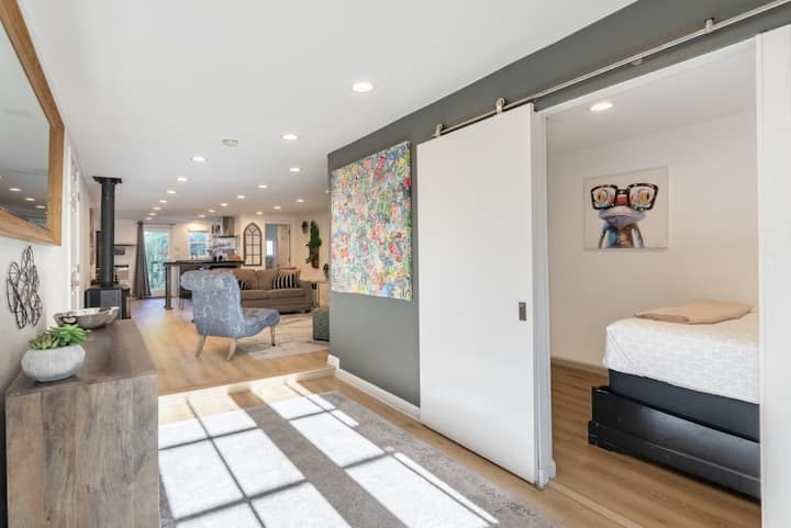 Stylish Guest House On A Beautiful Estate - Gilroy, CA