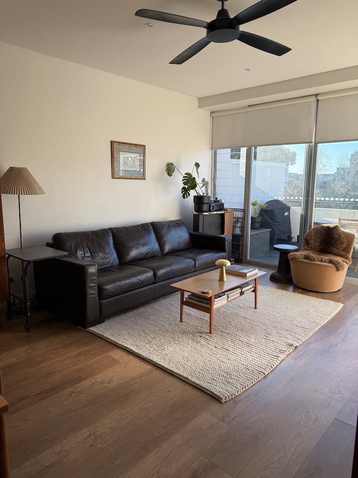 Cool & Central Apartment With Parking - Camperdown