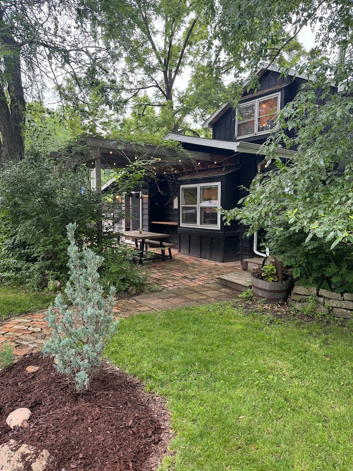 The Schoolhouse Cabin - Hot Tub & Game Room! - El Paso, IL
